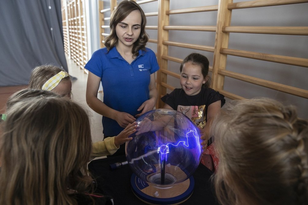 Wyjazdy wystaw interaktywnych i mobilnego planetarium | Centrum Nauki ...